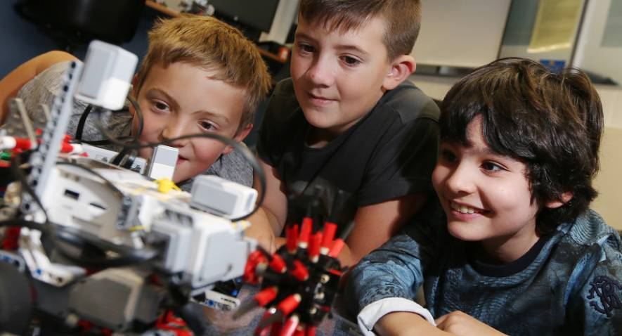 Raisons pour lesquelles les enfants devraient connaître la robotique